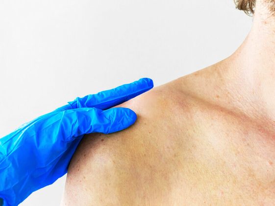 Middle Left Back Pains – The Main Causes, Symptoms & Treatments